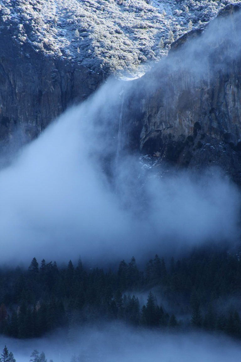 Cloudy waterfall - Photopublicdomain.com
